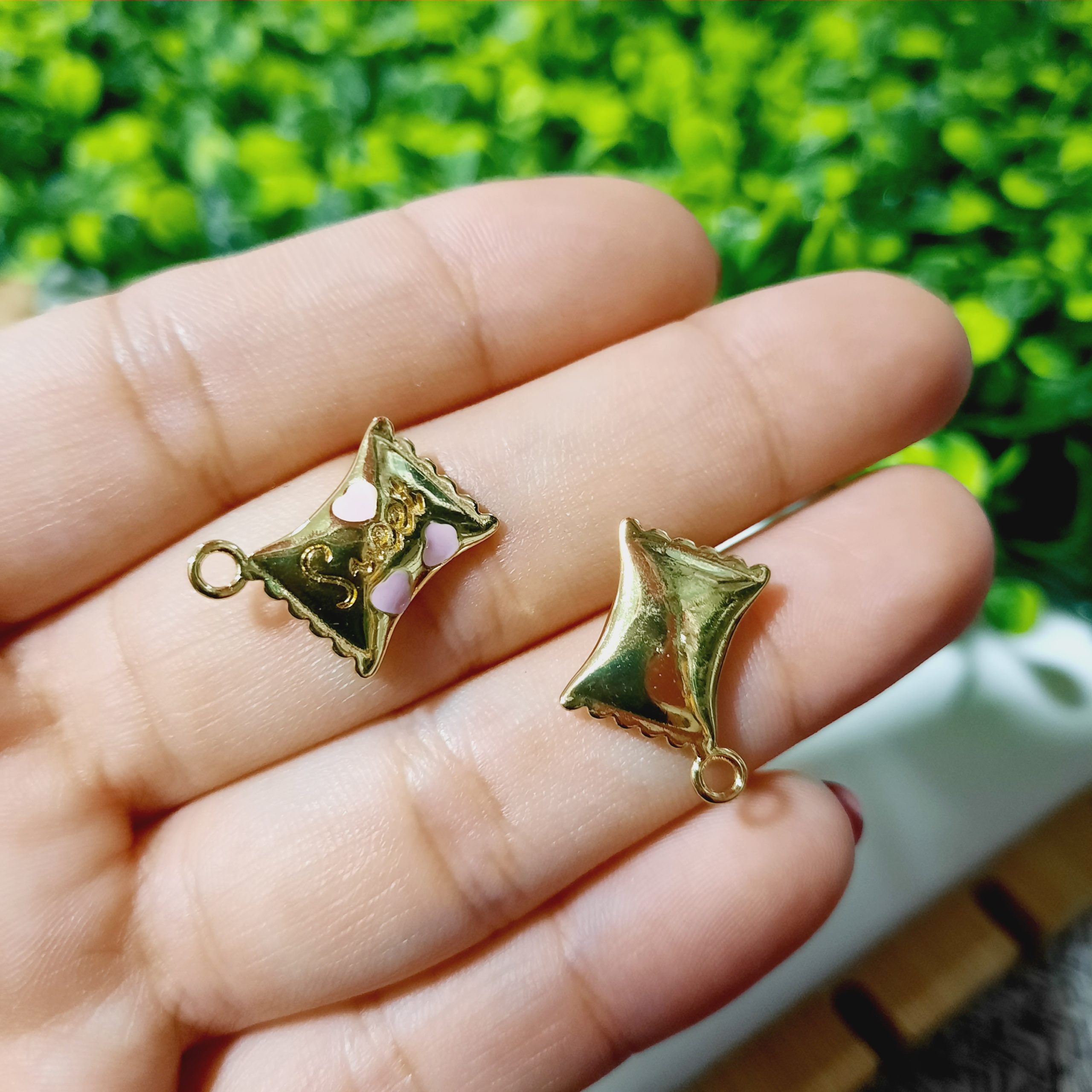 Dije de dulce color rosa pastel con enchape de oro – Tienda Insumos Coral