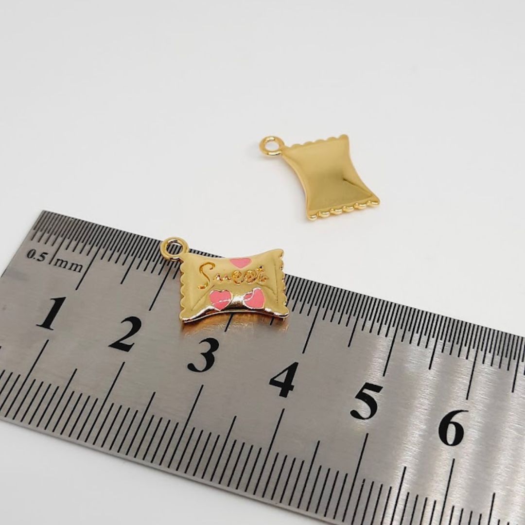 Dije de dulce color rosa con enchape de oro – Tienda Insumos Coral